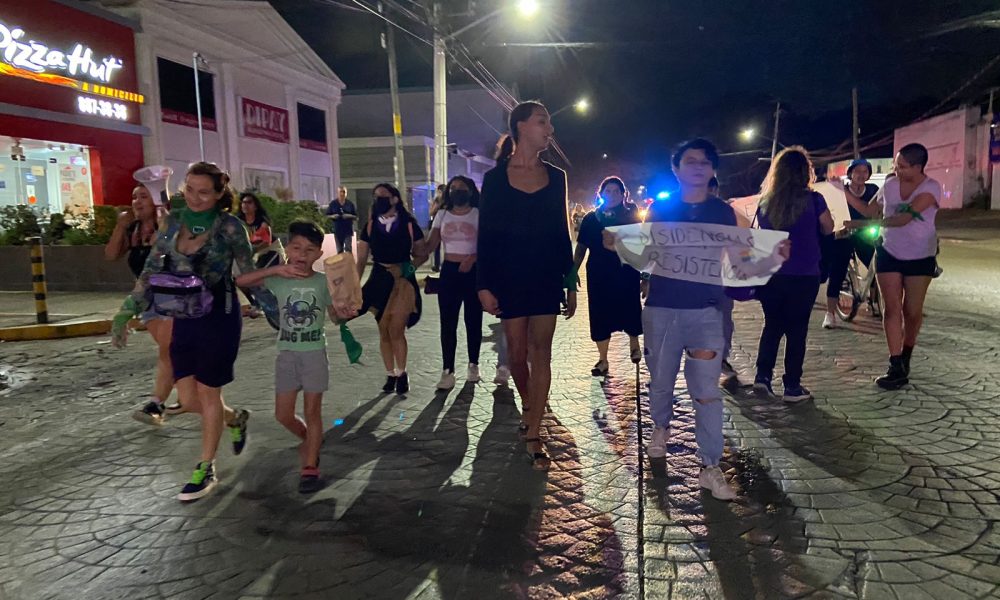 Marchan en Cancún para conmemorar el Día Internacional de la Violencia ...
