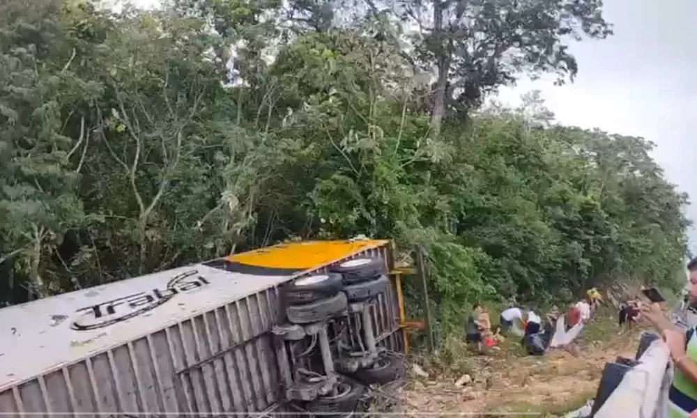 Rapiñan tráiler volcado en carretera al Tintal